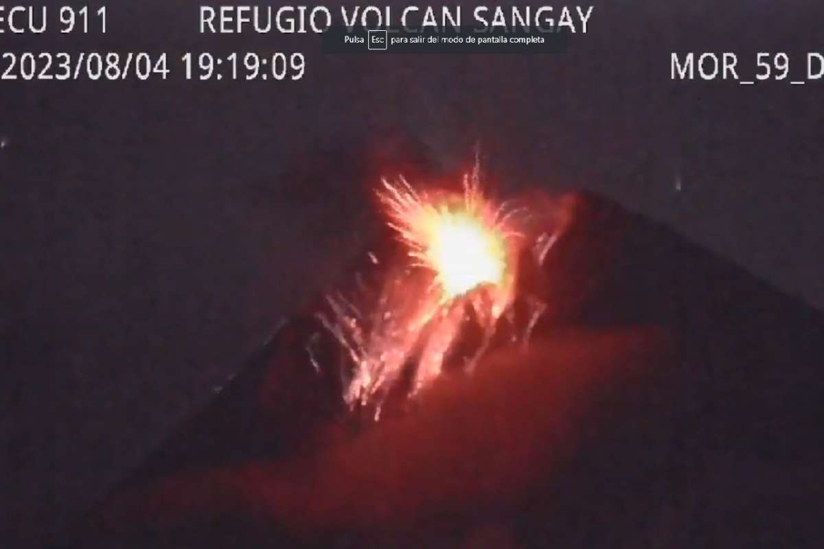 Volcán Sangay expulsa piroclásticos: Evento impactante